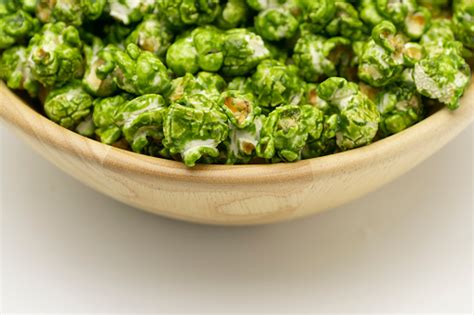 복사 공간 텍스트와 흰색 배경에 고립 된 나무 그릇 벌크에 일본 말차 녹차 팝콘의 무성한 좋아하는 영화와 인기 간식 0명에 대한