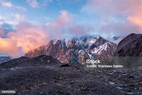 거대한 바위 산맥 중 극적인 안개 흐린 하늘의 큰 절벽에 유령 대기 전망 낮은 구름과 아름다운 로키 미니멀 한 풍경 신비한 장소 0명에 대한 스톡 사진 및 기타 이미지