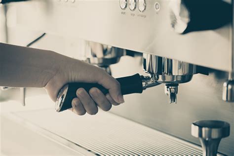 바리 스타 커피 그 라인 더 부 어 기계와 도구 배경 준비 바리 스타 카페 커피 준비 서비스 개념을 만들기입니다 갈색에 대한 스톡 사진 및 기타 이미지 Istock