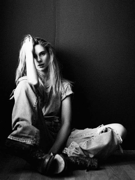 Фото Девушка сидит на полу у стены