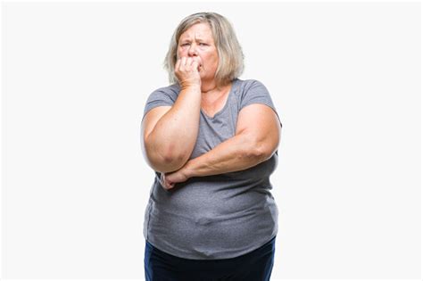 시 니 어 플러스 사이즈 찾고 스트레스와 긴장 하는 고립 된 배경 위에 백인 여자 손톱을 물어 뜯고 입에 손 불안 문제입니다 감정에 대한 스톡 사진 및 기타 이미지 Istock