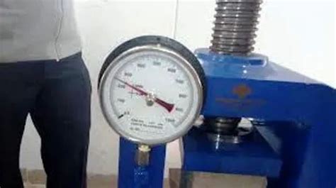 Digital And Non Digital Cube Compression Machine At 30000 In Lucknow