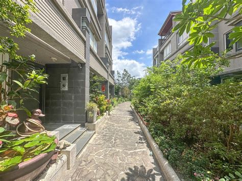 【北勢商圈旁別墅】臨路大後院雙車邊間別墅 台中市沙鹿區山水碧城買房子、房屋出售 樂屋網