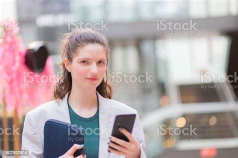 도시에서 스마트폰을 들고 도시 생활과 무선 통신을 즐기는 웃는 젊은 여성 20 24세에 대한 스톡 사진 및 기타 이미지 20 24세 Brand Name Smart