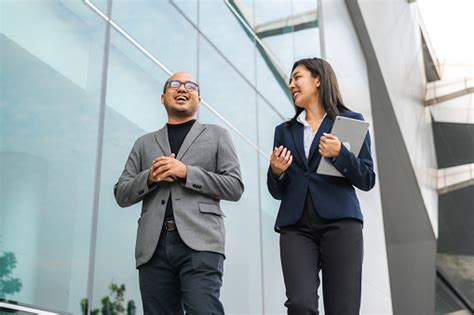 통계를 분석하는 아시아 사업가 팀 사업가 남자와 여자의 팀 회의 토론 사무실에서 기업 개념 경영자에 대한 스톡 사진 및 기타 이미지 Istock