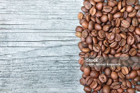 회색 나무 배경에 구운 커피 콩 플랫 레이 공간을 복사합니다 텍스트 공간 0명에 대한 스톡 사진 및 기타 이미지 0명 갈색 구이 Istock