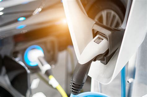 전기 자동차 충전을 위한 전원 장치입니다 전기 자동차 충전 스테이션입니다 전원 공급 장치는 전기 자동차 충전 되 고에 연결 닫습니다 0명에 대한 스톡 사진 및 기타 이미지