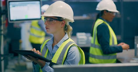 태블릿 제조 및 안전을 위한 엔지니어링 시스템 관리를 위해 창고에 있는 여성 품질 관리를 위해 공장의 유지 보수 전문가와 함께