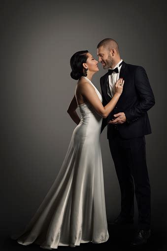 레트로 부부 잘 입은 여자 검은 양복에 길고 흰 드레스 우아한 남자 커플에 대한 스톡 사진 및 기타 이미지 커플 우아 정장 Istock