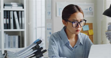 노트북 컴퓨터에서 일하는 아시아 여성 사무실 직원 심각한 스트레스를 느끼고 사무실에서 바쁜 사진 Unsplash의 생산력 이미지