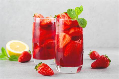 딸기 음료 상쾌한 여름 칵테일 레모네이드 아이스티 밝은 배경에 빨간 차가운 음료 0명에 대한 스톡 사진 및 기타 이미지 0명