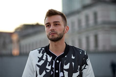 흰색과 검은 색 양복을 입은 잘 생긴 남자와 슬프고 시끄러운 표정 세련된 양복과 매혹적인 외모의 그루터기와 모델 헤어 스타일을 가진 남자 25 29세에 대한 스톡 사진 및