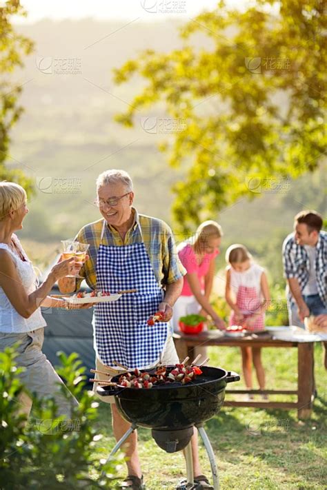 祖父烤肉架葡萄酒垂直画幅休闲活动父母人群夏天周末活动户外素材 花瓣网