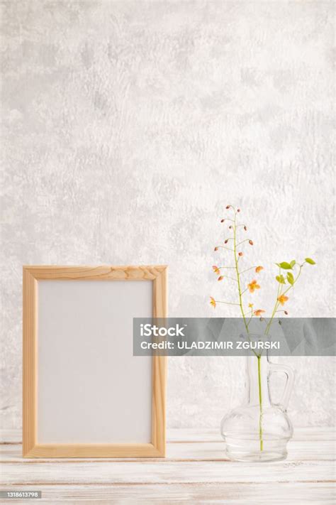 회색 콘크리트 배경에 유리에 오렌지 불모꽃 꽃 나무 프레임 사이드 뷰 복사 공간 정물 모형 템플릿 봄 여름 미니멀리즘 개념 0명에 대한 스톡 사진 및 기타 이미지 Istock