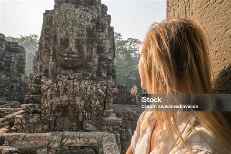 젊은 여자 캄보디아 여행 복잡 한 앙코르 와트의 사원 방문 사람들 여행 발견 아시아 개념 일몰 한 여성 전용 모험과 탐험 Siem Reap 동남아에서에서 쐈 어 25 29