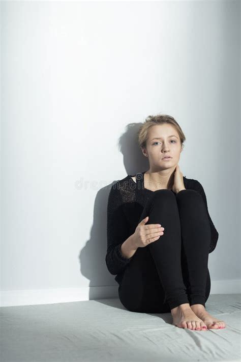 Dicker Mann Und Magers Chtiges M Dchen Mit Platten Mit Lebensmittel Stockbild Bild Von Ffnung