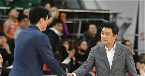 Md포토 문경은 유도훈 뜨거운 악수
