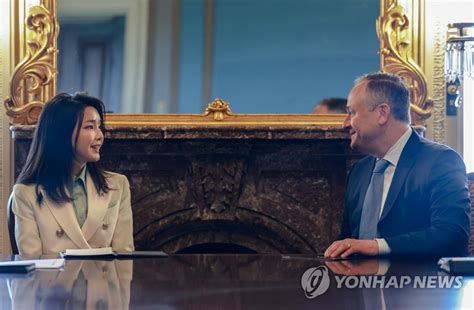 韩第一夫人与美副总统丈夫交谈 韩联社