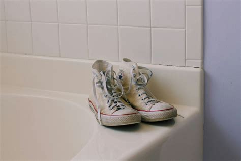 싱크대에 흰색 하이탑 신발 한 켤레 사진 Unsplash의 무료 신발 이미지