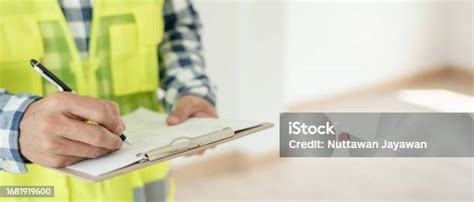 검사관 또는 엔지니어는 체크리스트를 사용하여 건설 및 품질 보증 새 집을 검사하고 있습니다 엔지니어 또는 건축가 또는 접촉자는 집을 집주인에게 넘겨주기 전에 집을 짓기 위해