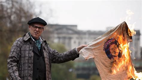 5 millió fontot érő punkkollekciót éget el a Sex Pistols menedzserének