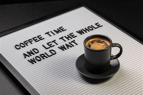 커피 한 잔과 비문이 있는 레터 보드에 대한 높은 각도보기 0명에 대한 스톡 사진 및 기타 이미지 0명 검은색 근거리 초점 Istock