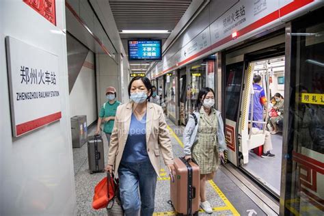 郑州地铁1号线2号线一期城郊线恢复载客运营 人民图片网