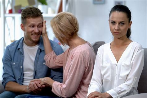 დედამთილს გაცნობისთანავე არ შევუყვარდი და ჩემზე მუდმივად ცუდს