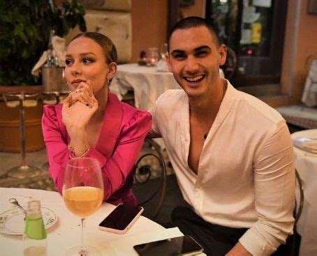 Ester Exposito A Roma Con Il Fidanzato Alejandro Speitzer Cena A Base