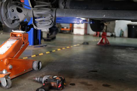 충격 흡수 및 자동 수리 차고에 봄 대체 위해 자동차 리프트 강철에 대한 스톡 사진 및 기타 이미지 강철 공학 교통사고 충돌 사고 Istock