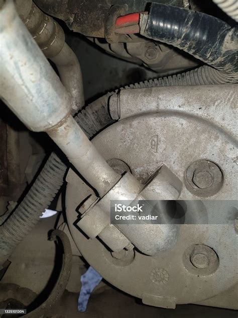 오래된 라디에이터의 배경에 대한 엔진실의 오래된 자동차 에어컨 압축기 자동차 예비 부품의 수리 및 교체 0명에 대한 스톡 사진 및 기타 이미지 Istock