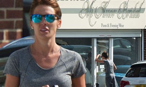 Danielle Ohara Peers Into Wedding Shop Despite Recent Marriage Woes Daily Mail Online