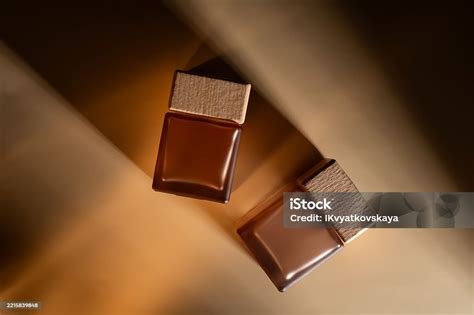 향수 향수 화장품 모형 고급 제품 브랜딩 나무 모자가 달린 두 개의 정사각형 병 극적인 베이지 색 배경에 가성 그림자가있는 병 용기 유리 0명에 대한 스톡 사진 및 기타