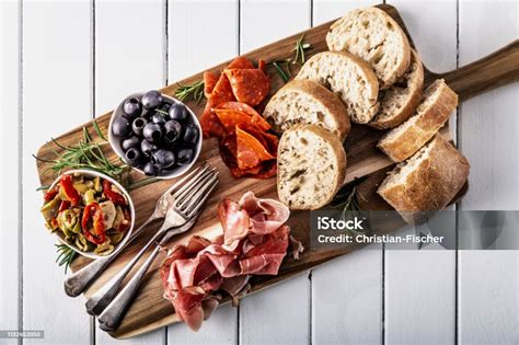 지중해 올리브 파 르 마 햄 살라미와 치 바 타 빵을 곁들인 이탈리안 안티 파스 티 0명에 대한 스톡 사진 및 기타 이미지 0명 검은색 고기 Istock