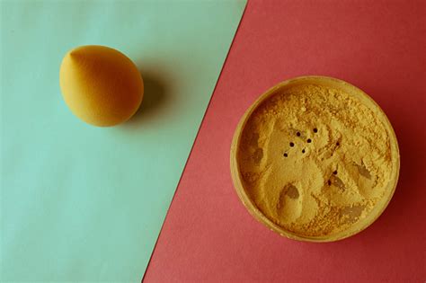 아름다움 상자 여성 화장품 부서 지기 쉬운 매트 미네랄 파우더와 블루 핑크와 보라색 배경에 메이크업 뷰티 블렌더와 홍당무의 집합 플랫이 하다 상위 뷰 마스카라에 대한 스톡