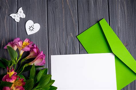 분홍색 색깔과 나비의 자연 꽃과 어두운 나무 배경에 빈 종이를 모의 빈 텍스트 프레임입니다 꽃과 인사말 카드 디자인입니다 나무 바탕에 올레순 위에서 보기 0명에 대한 스톡