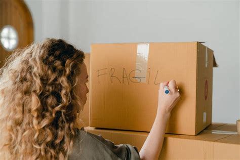 Essential Tips On How To Pack Fragile Items For Storage