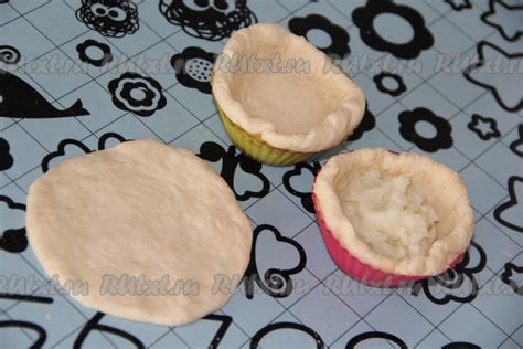 Пирожки с картошкой из дрожжевого теста в духовке 8 фото в рецепте