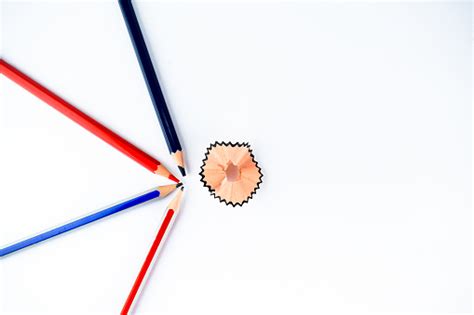 고립 된 흰색 배경에 다른 방향에서 연필 면도를 가리키는 네 가지 색깔의 나무 연필 3차원 형태에 대한 스톡 사진 및 기타 이미지 3차원 형태 가리키기 갈음질