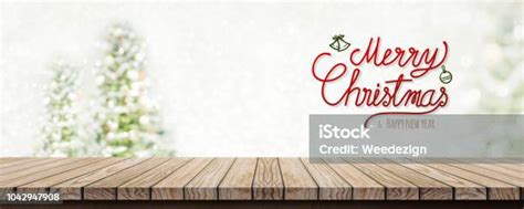 메리 크리스마스와 해피 뉴이 어 가기 추상적인 나무 테이블 위에 크리스마스 트리와 눈 흐림 빨간색 필기 배경 Bokeh 빛가 디스플레이 또는 제품의 몽타주에 대 한 배너를