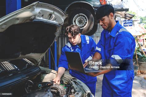 정비사는 고객을 위해 엔진을 검사하고 유지 관리합니다 수리 기계 자동차 서비스 및 유지 보수에 대한 체크리스트를 클립 보드에