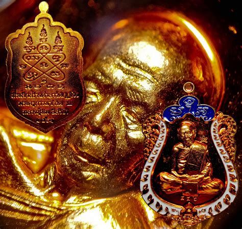 เปิดแบ่งบูชาครับ เหรียญละ390พร้อมส่งครับ มีแบ่ง4เหรียญครับ มีกล่องเดิมทุกองครับ เหรียญเสมา