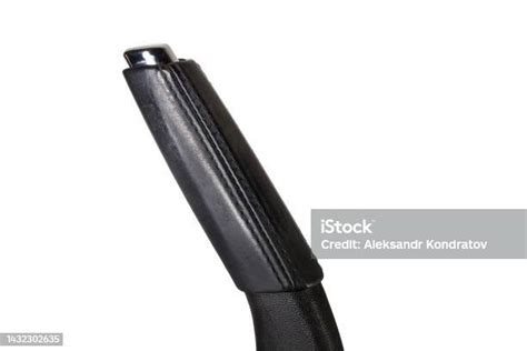 작업장에서 차량의 브레이크 시스템을 수리하기 위해 사진 스튜디오에서 고립된 배경에 고가의 독일 자동차의 크롬 요소가 있는 흰색