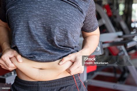 지방 남자 와 도 성 배 피트 니스 체육관에서 과체중 지방 배 다이어트 라이프 스타일 체중 감소 위 근육 건강 한 개념 개념에 대한 스톡 사진 및 기타 이미지 Istock