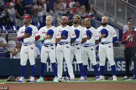 Puerto Ricans Dye Their Hair Blond For Baseball Team And It S A World Record Daily Mail Online