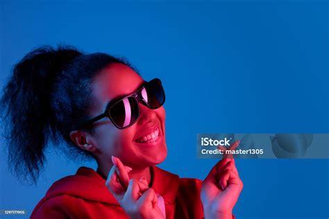 여러 가지 빛네온 빛에 파란색 스튜디오 배경에 고립 된 아프리카 계 미국인 여성의 초상화 20 24세에 대한 스톡 사진 및 기타 이미지 20 24세 가수 감정