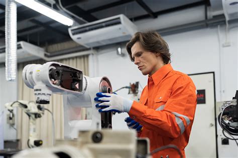 스크루 드라이버 유지 보수 자동 용접 로봇 팔 기계를 사용하는 남성 엔지니어 노동자 남성 기술자 노동자 검사 수리 자동 용접 로봇 팔 기계 인공지능에 대한 스톡 사진 및