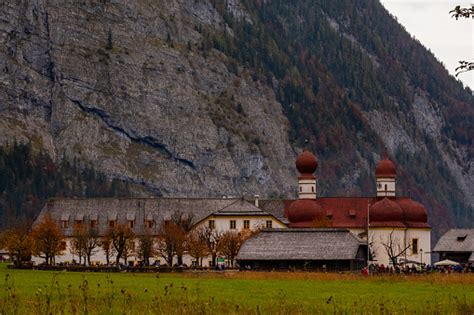 가을 단풍의 길과 독일의 금빛 단풍을 비추는 따뜻한 빛이 있는 가을 숲 풍경 가을 숲의 자연을 배경으로 한 보도 성 바르톨로메오 교회가 있는 형형색색의 숲 속의 생생한 10