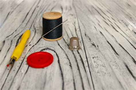 흰색 나무 배경에 스풀 스레드 바늘 및 텍스트에 대 한 장소입니다 가위에 대한 스톡 사진 및 기타 이미지 가위 강철 골무 Istock