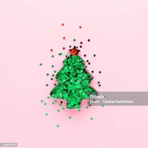 파스텔 핑크 배경에 쿠키 형태와 녹색 색종이로 만든 크리스마스 트리 창조적 인 축제 장식 개념 0명에 대한 스톡 사진 및 기타